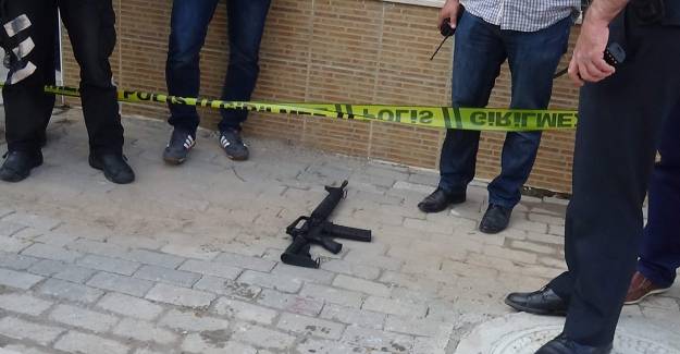 Polisten kaçan şüphelilerin aracından uzun namlulu silah çıktı ... Polisten kaçan şüphelilerin aracından uzun namlulu silah çıktı ...